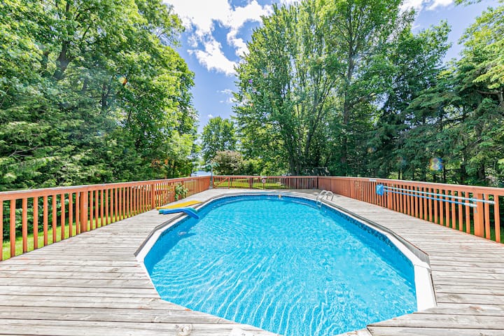 Comfy Waterfront Cottage - 