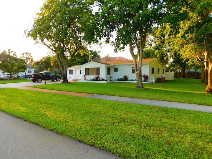Meet Me On The Front Porch! Chickee Hut! Too Cute! Last Minute! - Pompano Beach, FL