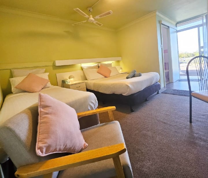 Sea Glimpse-double & Single Bed-over 18's - Mollymook