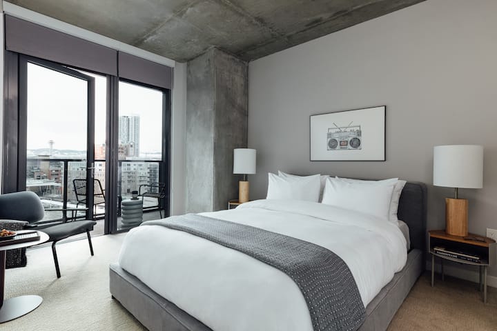 Mint House Denver | 2br Mountain View W/ Balcony - Civic Center - Denver