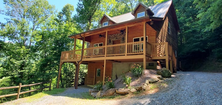 Hot Tub, Game Room, Wifi, Fire Pit, Views! - Sylva, NC