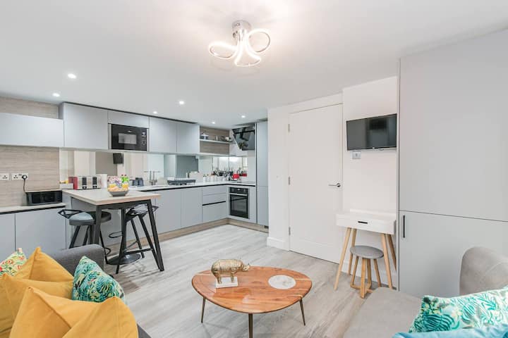 Modern Two Bedroom Apartment With Parking - Oxford