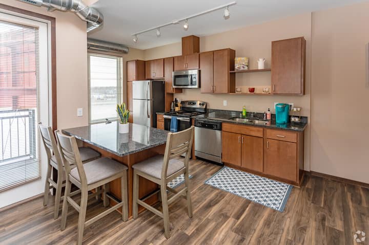 Vaulted Penthouse With Private Balcony - Woodbury, MN