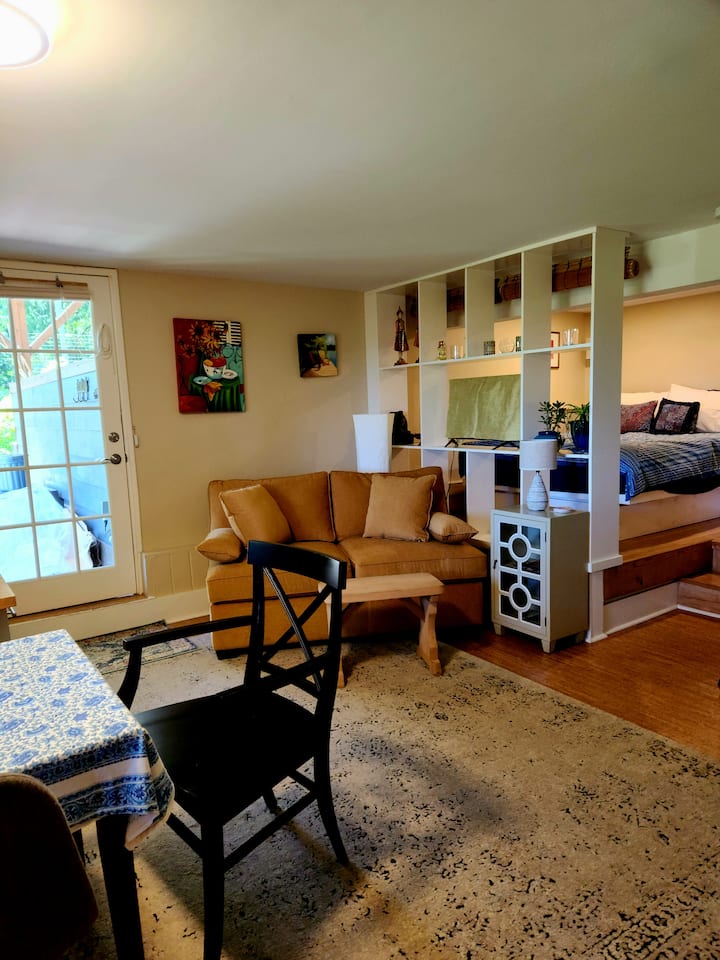 Cozy Sanctuary, Centrally Located Studio Suite - Salt Spring Island