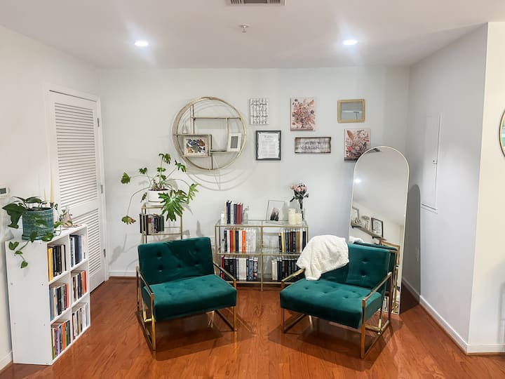 Stylish Condo In Walkable Shirlington | Top Floor - Arlington, VA
