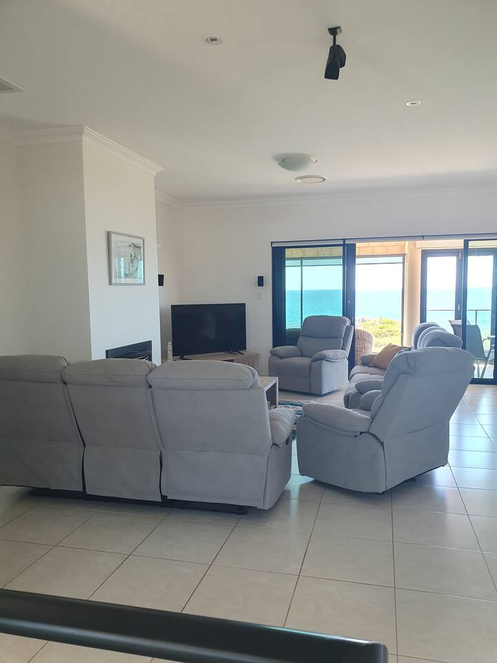 Avalon Point Beach House - Magnificent Ocean Views - Mandurah