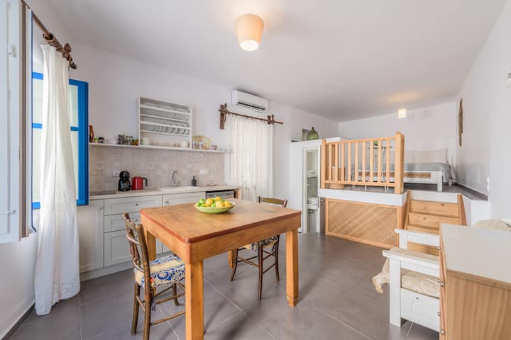 The Painter's Corner - Milos