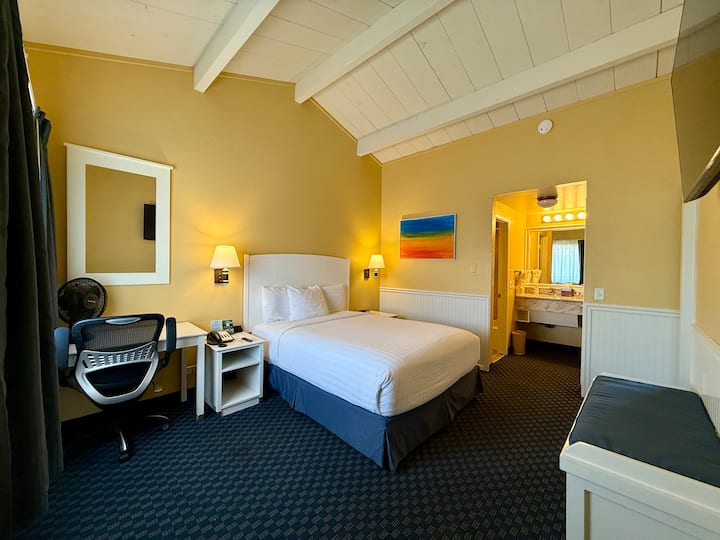 Family Room With Bunk Bed By Ocean - Pacific Grove, CA
