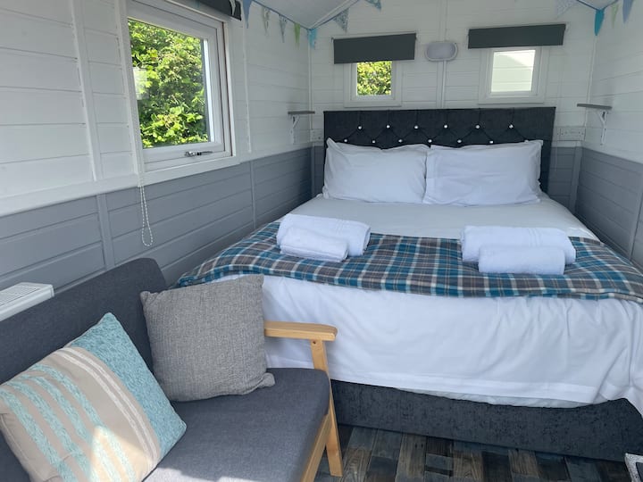 Cosy Shepherd's Hut With Private Facilities - Kingsbridge