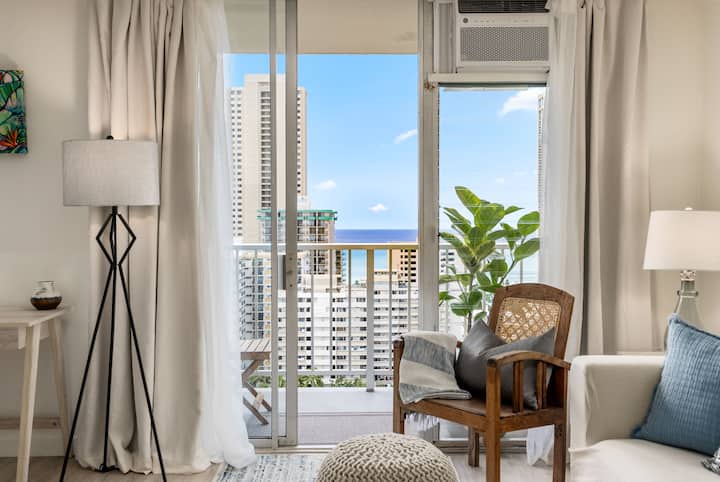 Ocean View, Balcony, Parking + Walk To Everything - Honolulu