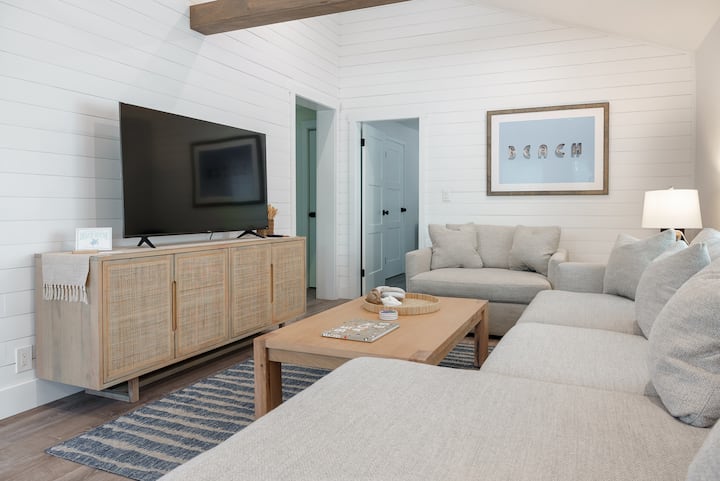 Beach Please ~ Luxe Cottage ~ Steps From Sand - Treasure Island, FL