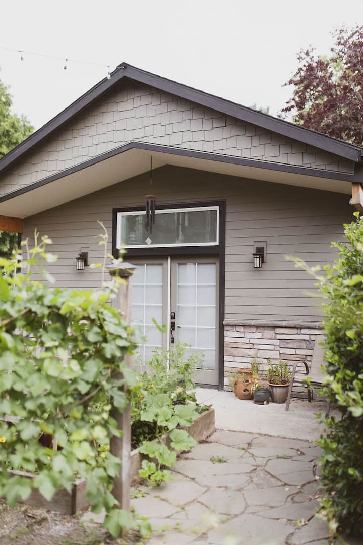 Modern Guest House With Sauna And Gardens - Portland, OR