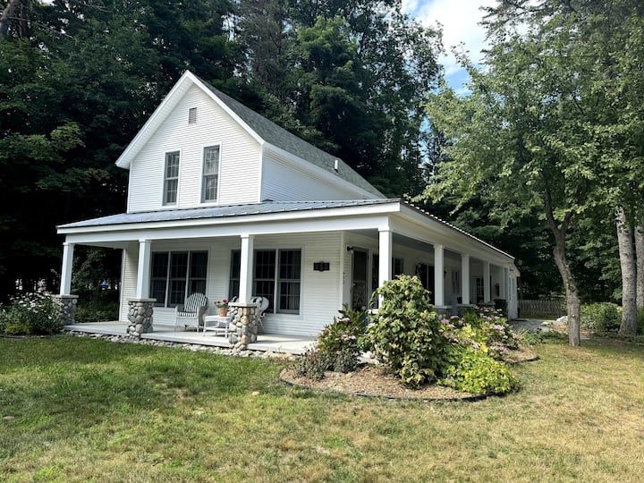 Downtown Harbor Springs Home On 1 Acre - Harbor Springs, MI