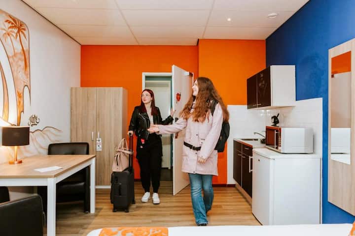 Budget Twin Studio + External Private Bathroom - Amsterdam