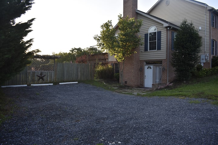 Spacious Retreat With Dual Shower Heads & Comfort - Fort Frederick State Park, Big Pool