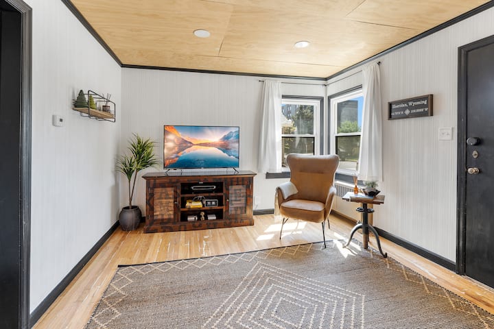 Stylish 1br Near Main St |The Troubadour Suite - Sheridan, WY