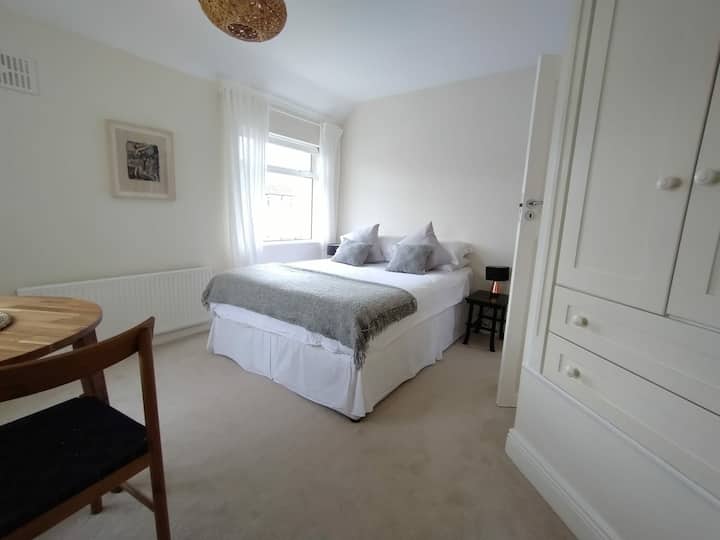 Bright En-suite Bedroom + Shared Kitchen/dining - Dublin
