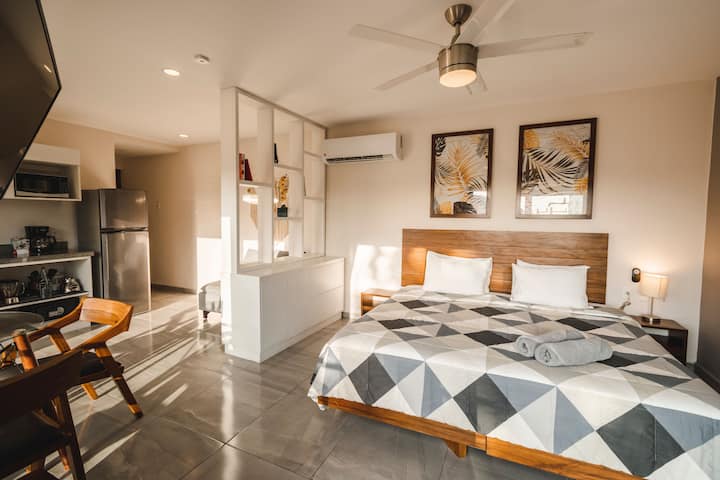 Large Midtown Studio – 8 Blocks To The Beach - Playa del Carmen