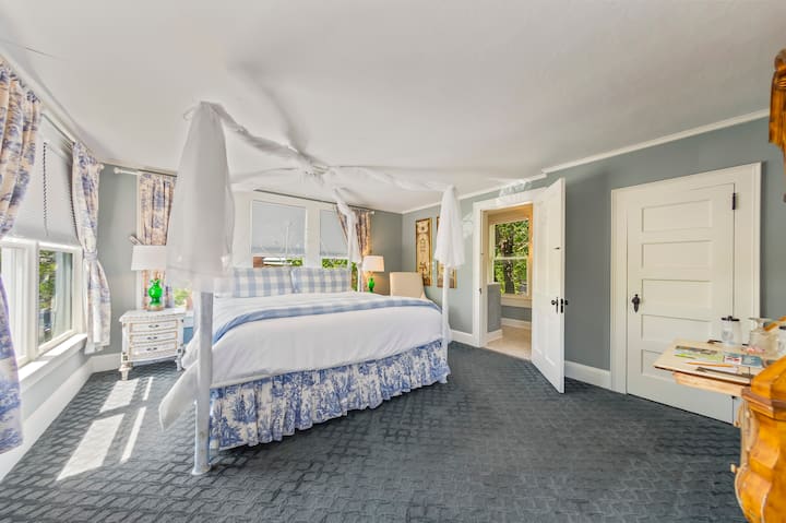 Aerie Bed & Breakfast - The Hidden Room - New Bern, NC