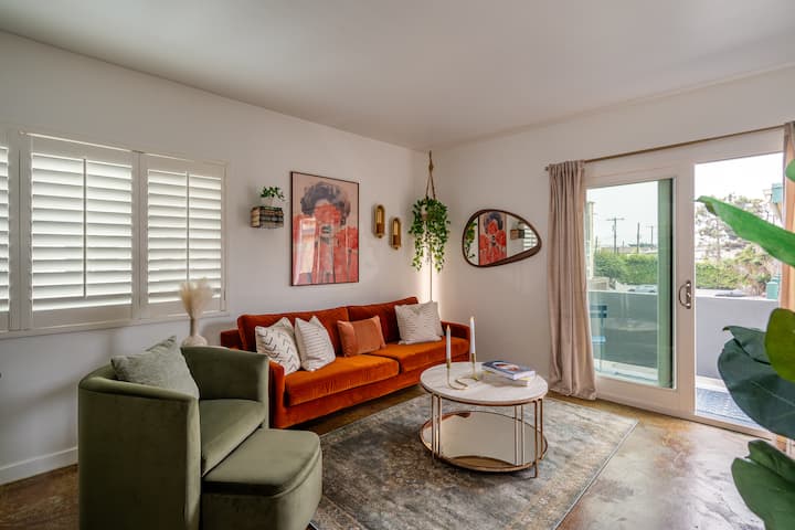 Dreamy Venice Condo Two Blocks To Beach Bliss - Los Angeles, CA