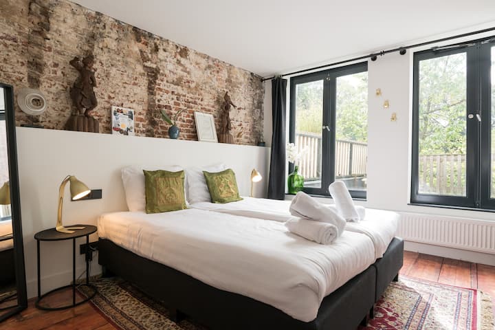 Twenty Five Garden (Room 2) -