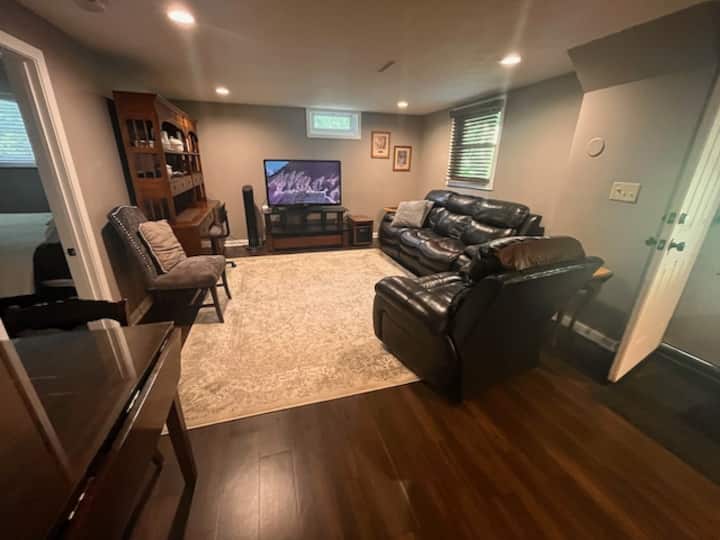 Gorgeous Fully Furnished W/free Laundry, Private - Davenport, IA