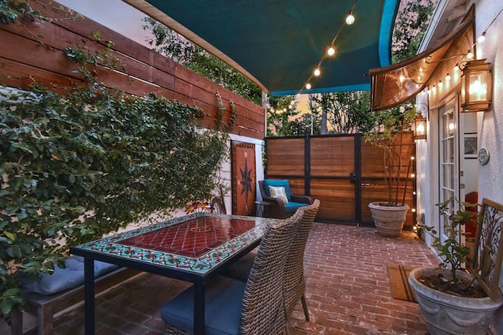 Stunning Cozy Cottage Superb Private Patio. - Los Angeles, CA