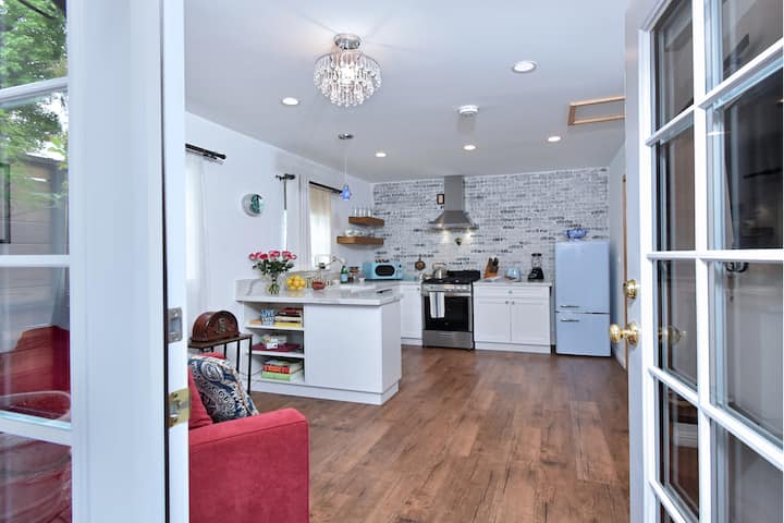 Perfect Summer Casita With Private Garden Patio - Los Angeles, CA