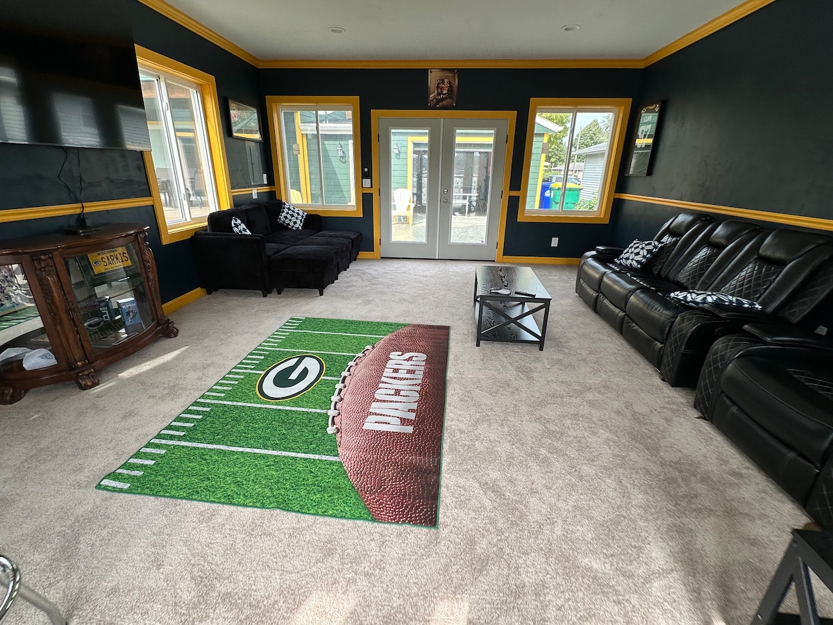 Packer Fans Dream House in front of Lambeau Field - Houses for Rent in ...