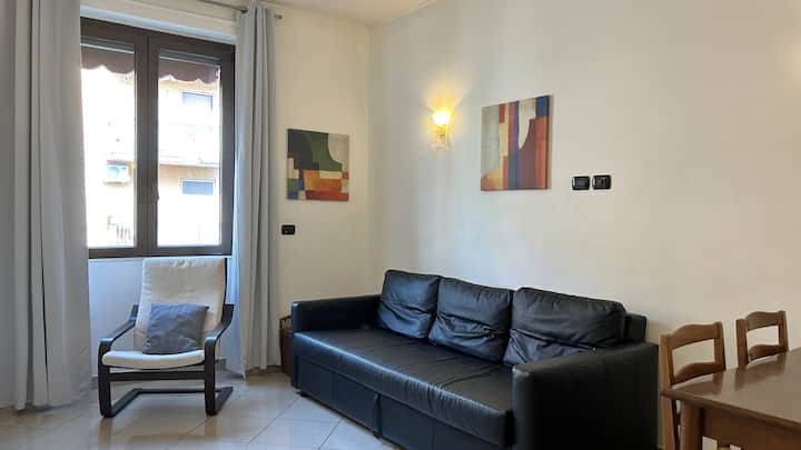 Cozy 1 Bedroom Flat In Gambara Area - Milánó