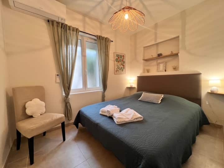 F276 Maison En Centre-ville Avec Cour Privative - Saint-Tropez