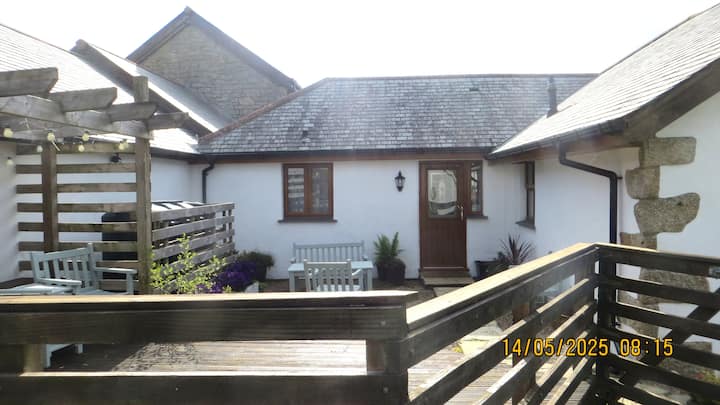 The Cranny. Double Bedroom En-suite & Kitchenette - Porthleven