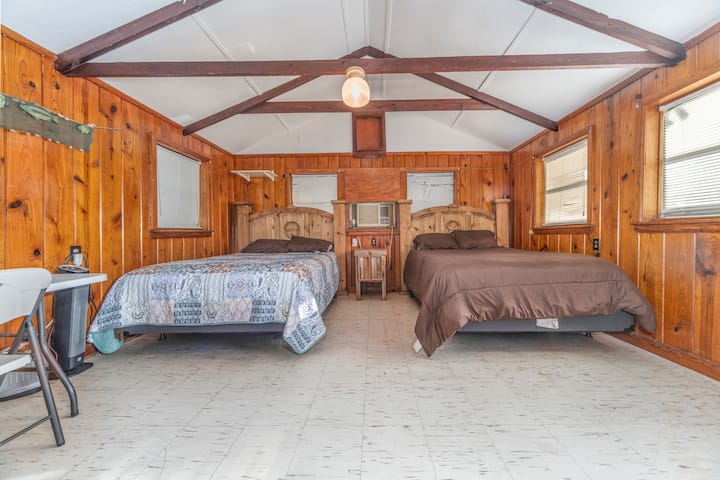 Oak Beach Resort Cabin 1 - Lake Brownwood, TX