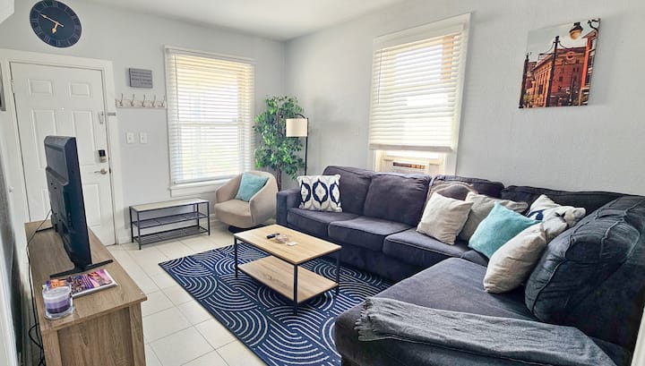 Clean Classic Home Midtown - Denver, CO