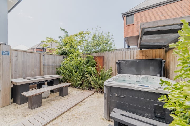 Modern 2br City Townhouse W/ Spa & Parking - Christchurch