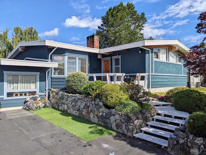 Mid Century Getaway In Centrally Located Royal Oak - Victoria