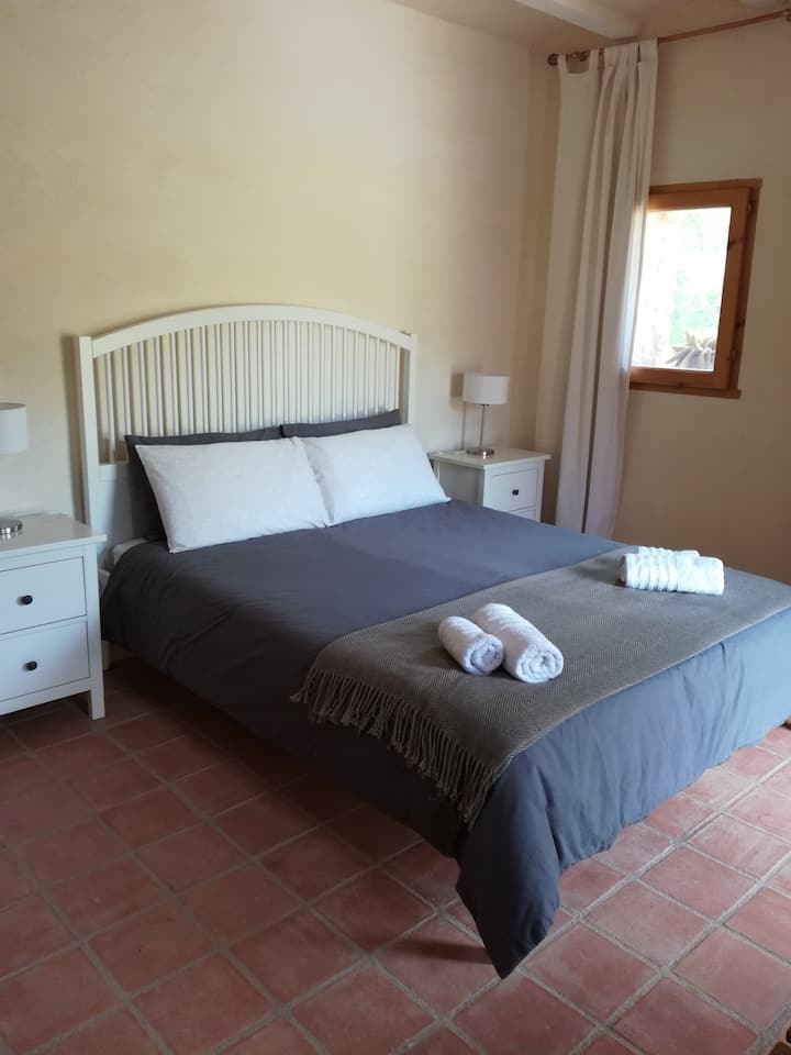 Off Grid King-size En Suite, Bed & Breakfast - Tarragone