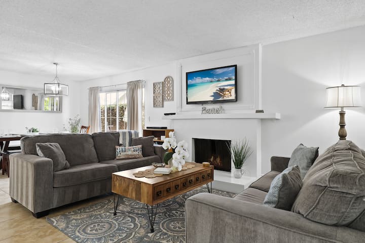 Spacious And Bright Only 1 Mile From The Beach - Huntington Beach, CA