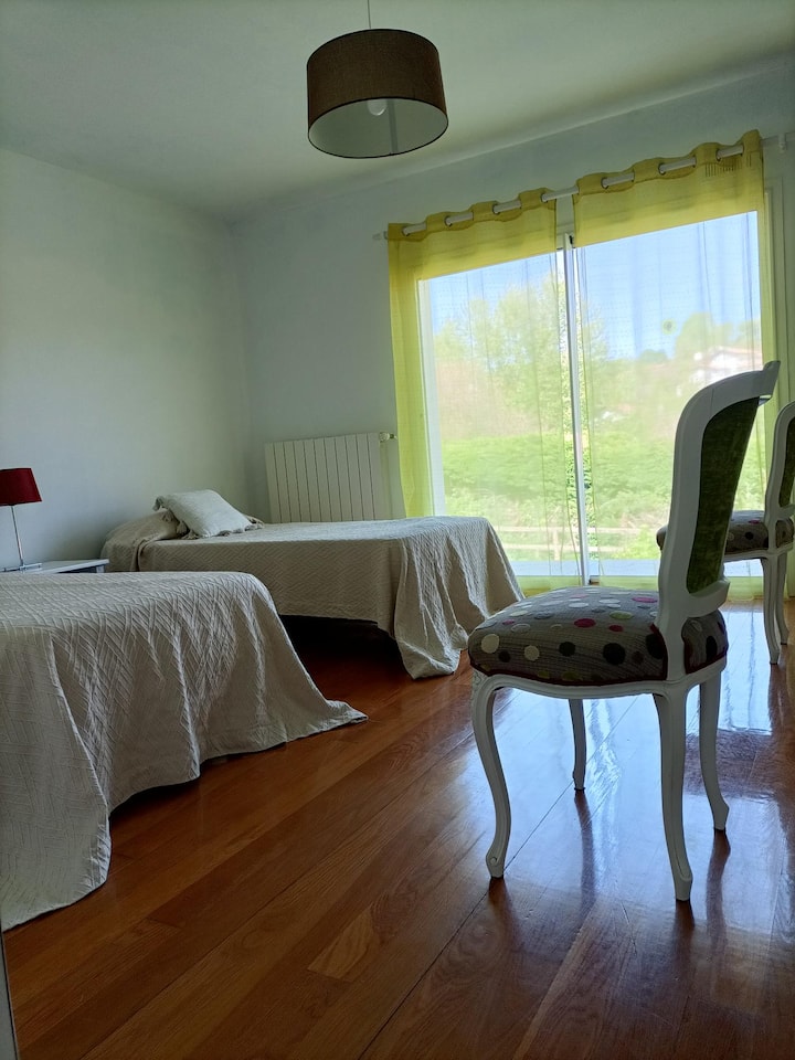 Chambre Avec Coin Cuisine Dans Maison Familiale. - Bera