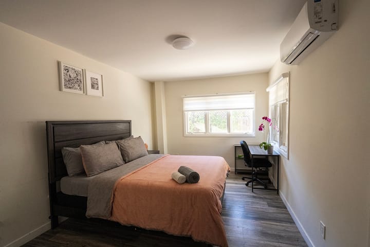 Nice Room With Private In Room Bath In Pasadena - Pasadena, CA