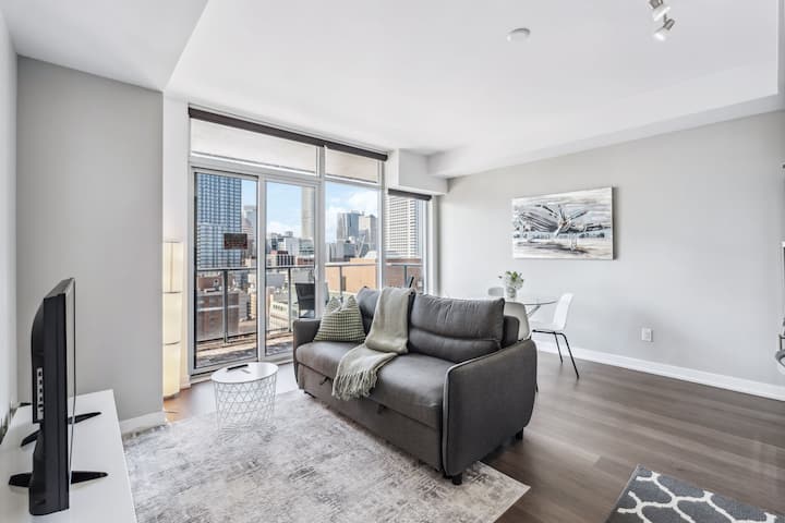 Skyline View Toronto Condo | St Lawrence + Parkng - Toronto