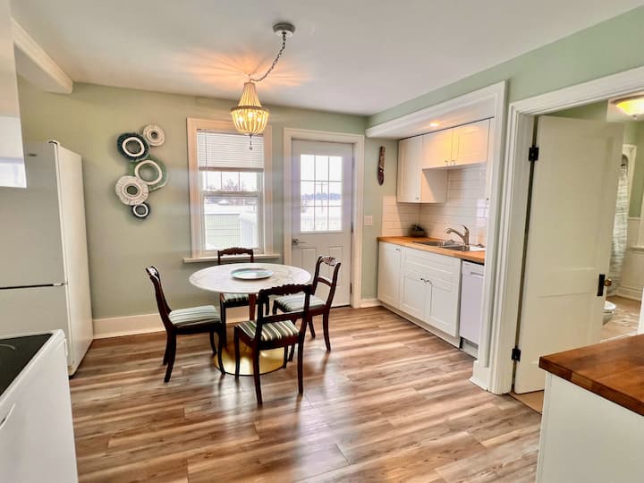 Gorgeous Lake Veiw Apartment Close To Everything - Kenora