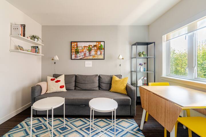 Cozy & Colourful 1 Br Apt In Historic Gastown - British Columbia