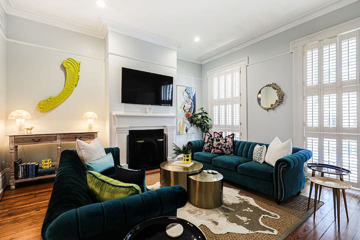 Historic Luxury Townhome Steps From Forsyth Park - Savannah, GA