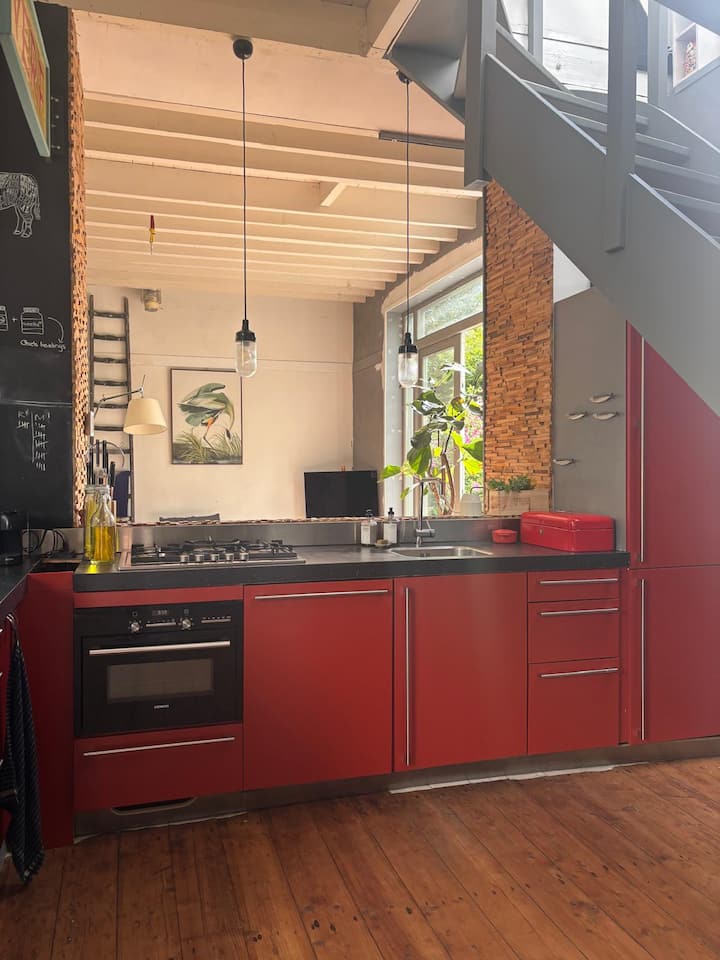 Voormalig Verfmagazijn In Mooiste Straat Van Delft - Delft