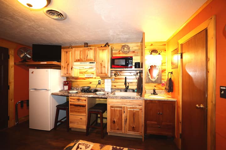 Pheasant Dreams Room, Kitchenette, At Restmore Inn - Hill City, SD