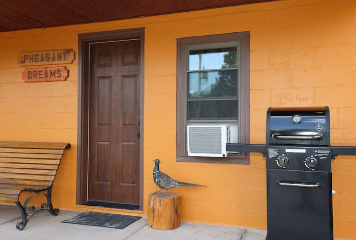 Pheasant Dreams Room, Kitchenette, At Restmore Inn - Hill City, SD