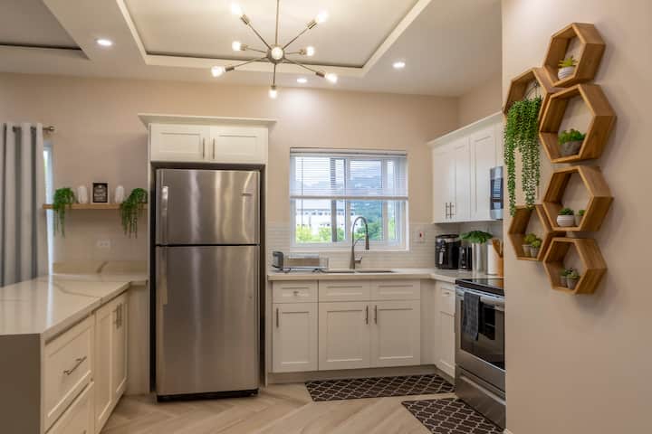 Cozy & Modern Getaway With Pool In Barbican - Kingston