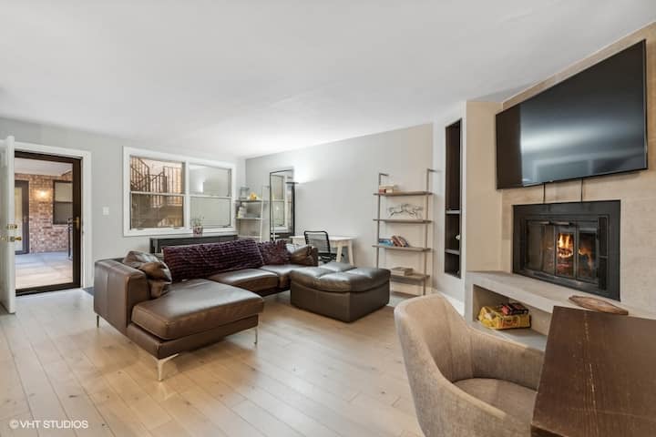 Luxury Condominium, Heart Of Old Town/gold Coast - Chicago, IL