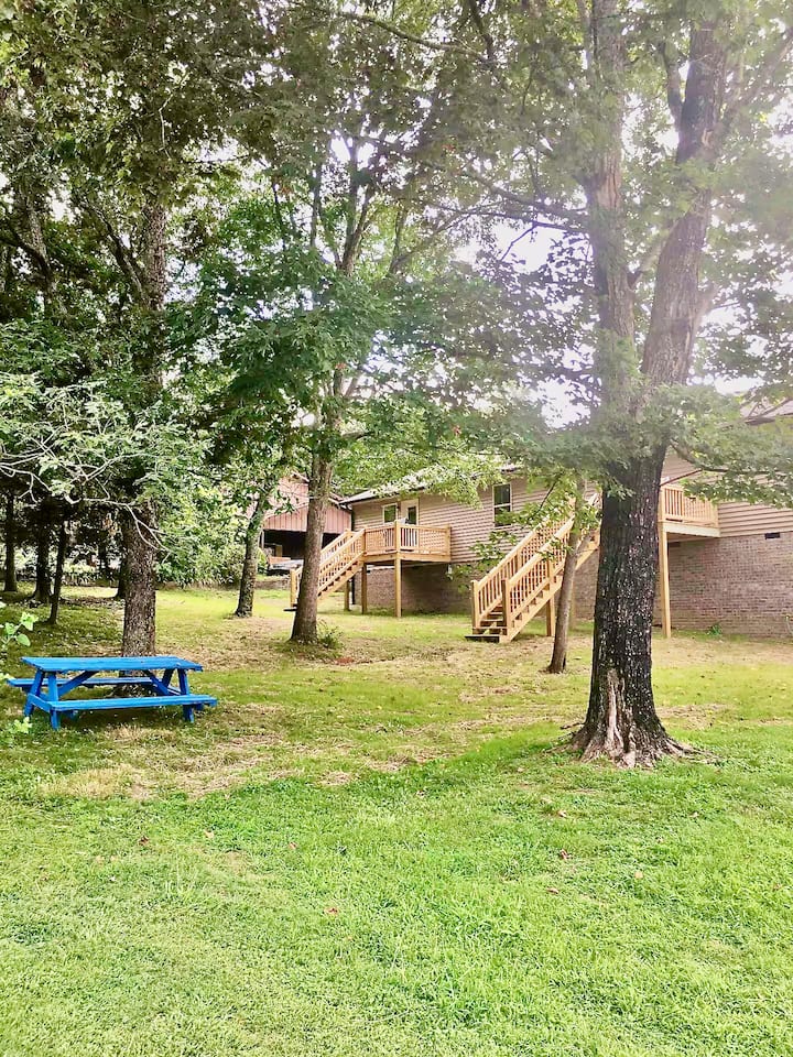 Cozy Retreat | King Bed & Kitchen Near Lee - Cleveland, TN